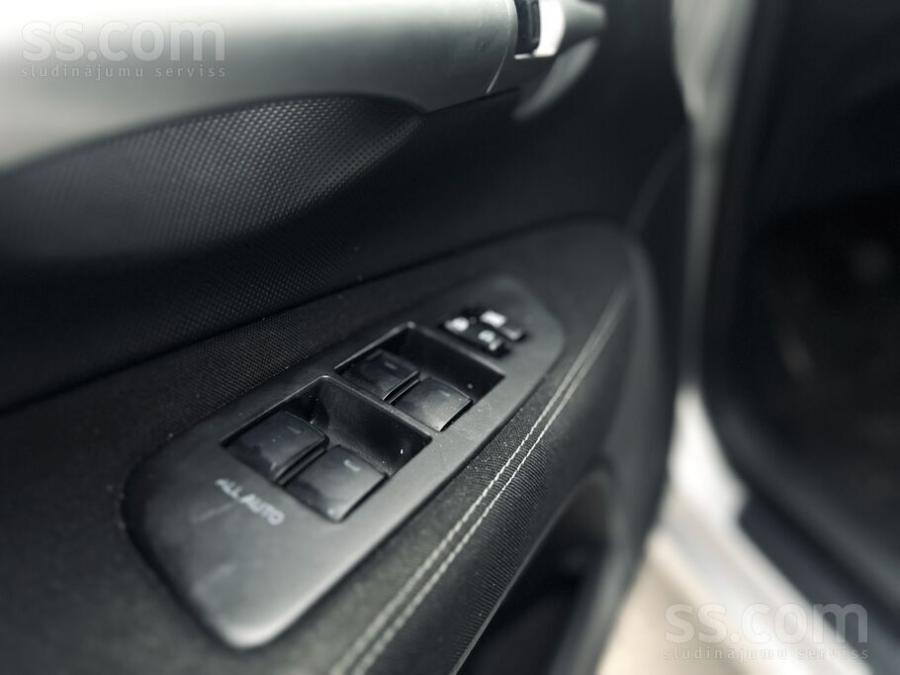 Grey Toyota Auris 2011 in Riga, with an engine capacity of 1.40 L and mileage of 271 thousand km for 3499 €, photo 14 on AUTOMOTO.COM.LV