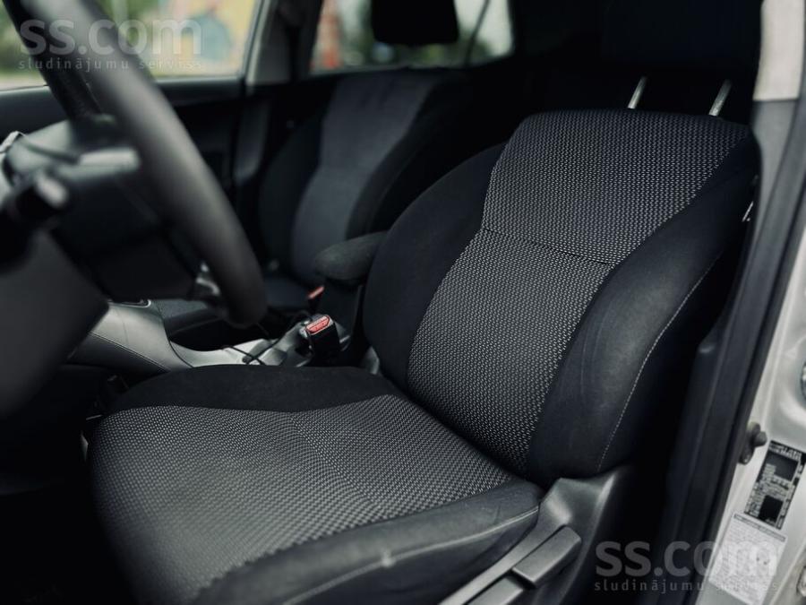 Grey Toyota Auris 2011 in Riga, with an engine capacity of 1.40 L and mileage of 271 thousand km for 3499 €, photo 15 on AUTOMOTO.COM.LV