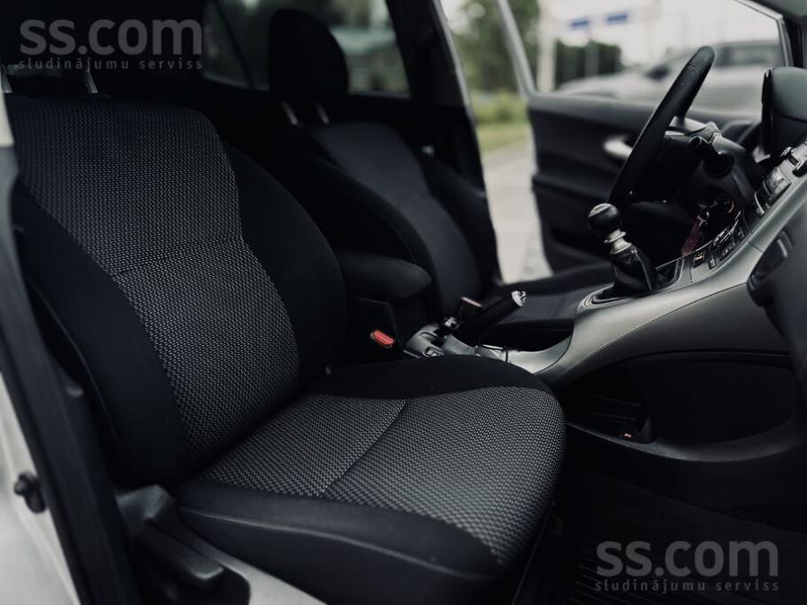 Grey Toyota Auris 2011 in Riga, with an engine capacity of 1.40 L and mileage of 271 thousand km for 3499 €, photo 16 on AUTOMOTO.COM.LV