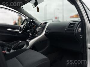 Grey Toyota Auris 2011 in Riga, with an engine capacity of 1.40 L and mileage of 271 thousand km for 3499 €, photo 17 on AUTOMOTO.COM.LV