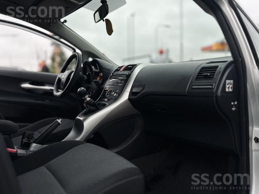 Grey Toyota Auris 2011 in Riga, with an engine capacity of 1.40 L and mileage of 271 thousand km for 3499 €, photo 17 on AUTOMOTO.COM.LV