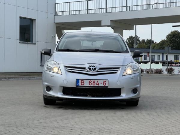 Grey Toyota Auris 2011 in Riga, with an engine capacity of 1.40 L and mileage of 317 thousand km for 3440 €, photo 1 on AUTOMOTO.COM.LV