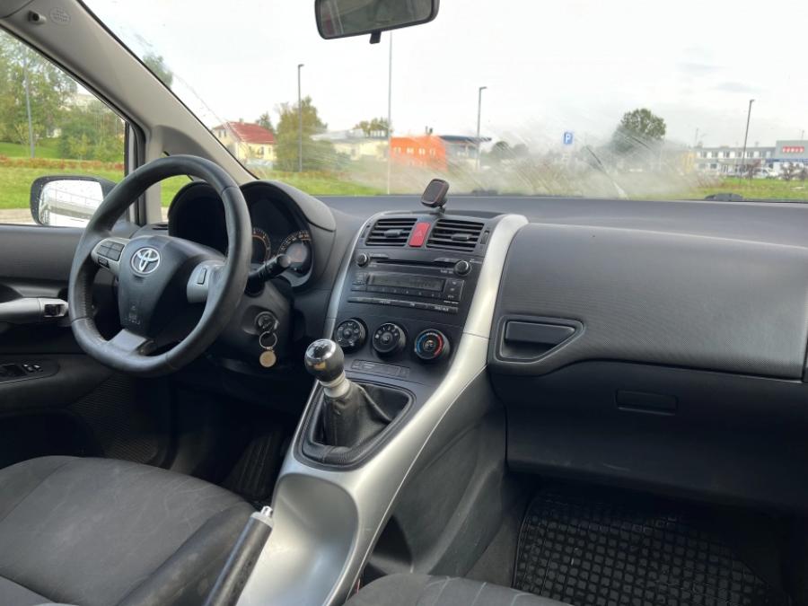 Pelēks Toyota Auris 2011 Rīga, ar dzinēja tilpumu 1.40 L un nobraukumu 317 tūkst. km par 3440 €, foto 17 vietnē AUTOMOTO.COM.LV