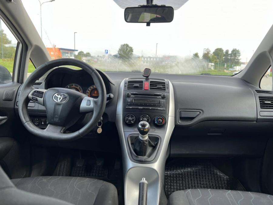 Pelēks Toyota Auris 2011 Rīga, ar dzinēja tilpumu 1.40 L un nobraukumu 317 tūkst. km par 3440 €, foto 18 vietnē AUTOMOTO.COM.LV