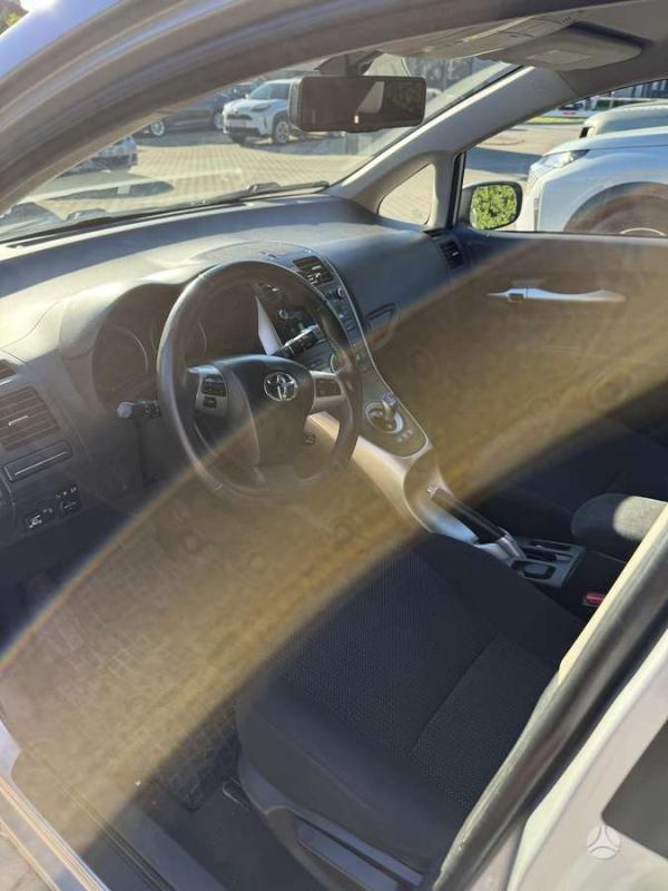 Grey Toyota Auris 2011 in Klaipeda, with an engine capacity of 1.80 L and mileage of 262 thousand km for 4000 €, photo 6 on AUTOMOTO.COM.LV