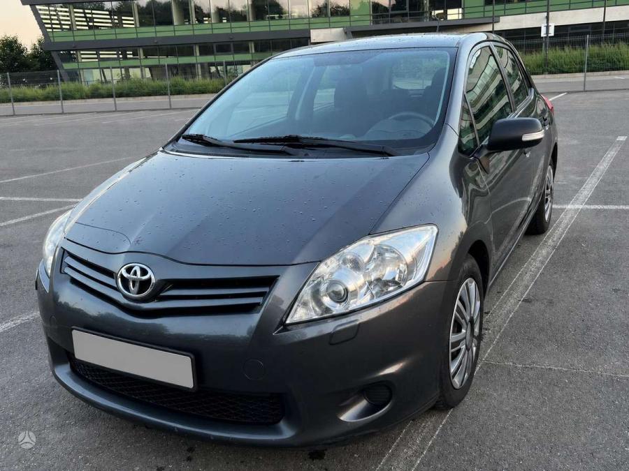 Grey Toyota Auris 2011 in Vilnius, with an engine capacity of 1.60 L and mileage of 233 thousand km for 4790 €, photo 1 on AUTOMOTO.COM.LV