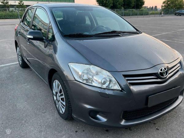 Grey Toyota Auris 2011 in Vilnius, with an engine capacity of 1.60 L and mileage of 233 thousand km for 4790 €, photo 2 on AUTOMOTO.COM.LV