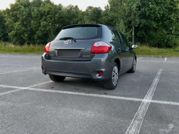 Grey Toyota Auris 2011 in Vilnius, with an engine capacity of 1.60 L and mileage of 233 thousand km for 4790 €, photo 3 on AUTOMOTO.COM.LV