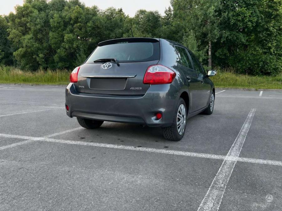 Grey Toyota Auris 2011 in Vilnius, with an engine capacity of 1.60 L and mileage of 233 thousand km for 4790 €, photo 4 on AUTOMOTO.COM.LV