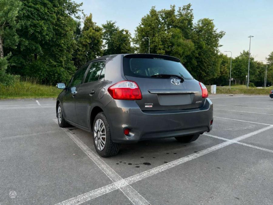 Grey Toyota Auris 2011 in Vilnius, with an engine capacity of 1.60 L and mileage of 233 thousand km for 4790 €, photo 5 on AUTOMOTO.COM.LV
