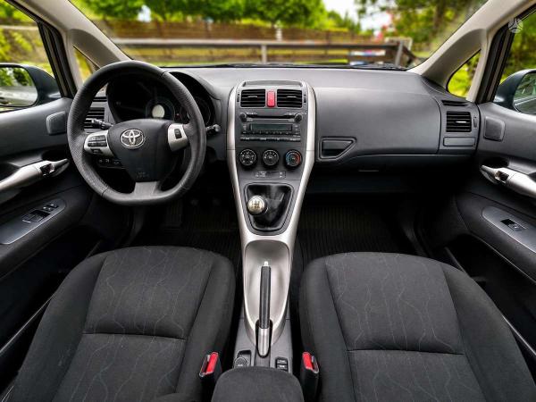 Grey Toyota Auris 2011 in Vilnius, with an engine capacity of 1.60 L and mileage of 233 thousand km for 4790 €, photo 5 on AUTOMOTO.COM.LV