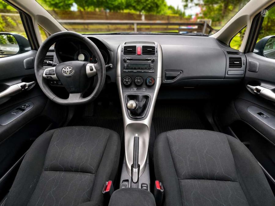 Grey Toyota Auris 2011 in Vilnius, with an engine capacity of 1.60 L and mileage of 233 thousand km for 4790 €, photo 6 on AUTOMOTO.COM.LV