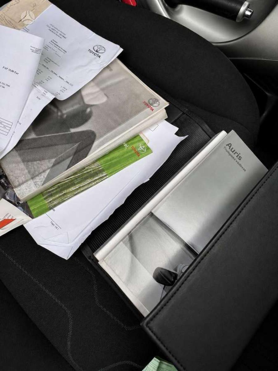 Grey Toyota Auris 2011 in Vilnius, with an engine capacity of 1.60 L and mileage of 233 thousand km for 4790 €, photo 9 on AUTOMOTO.COM.LV