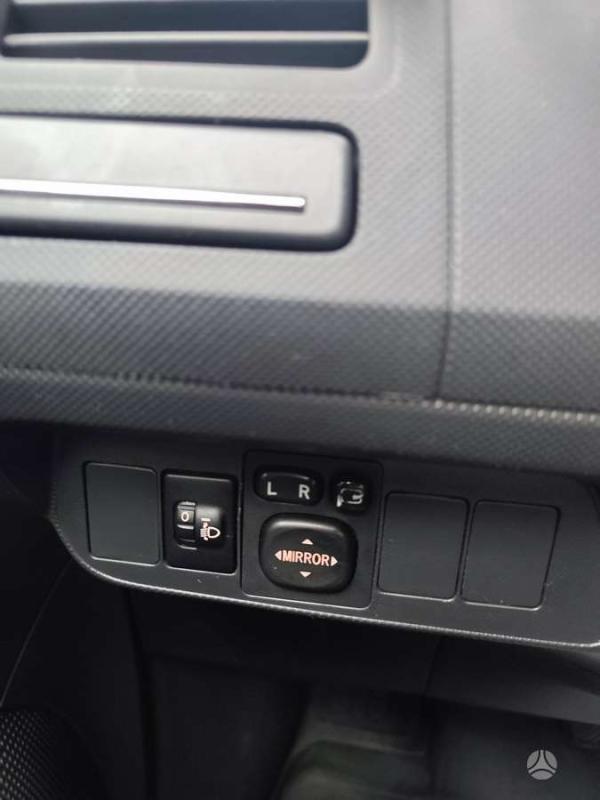 Pelēks Toyota Auris 2011 Viļņa, ar dzinēja tilpumu 1.80 L un nobraukumu 251 tūkst. km par 6100 €, foto 7 vietnē AUTOMOTO.COM.LV