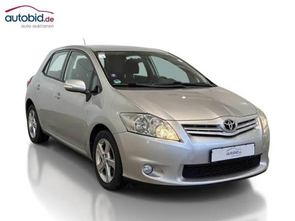 Pelēks Toyota Auris 2011 Limbaži, ar dzinēja tilpumu 2.00 L un nobraukumu 263 tūkst. km par 4850 €, foto 3 vietnē AUTOMOTO.COM.LV