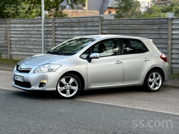 Grey Toyota Auris 2011 in Jelgava, with an engine capacity of 1.80 L and mileage of 159 thousand km for 7200 €, photo 1 on AUTOMOTO.COM.LV