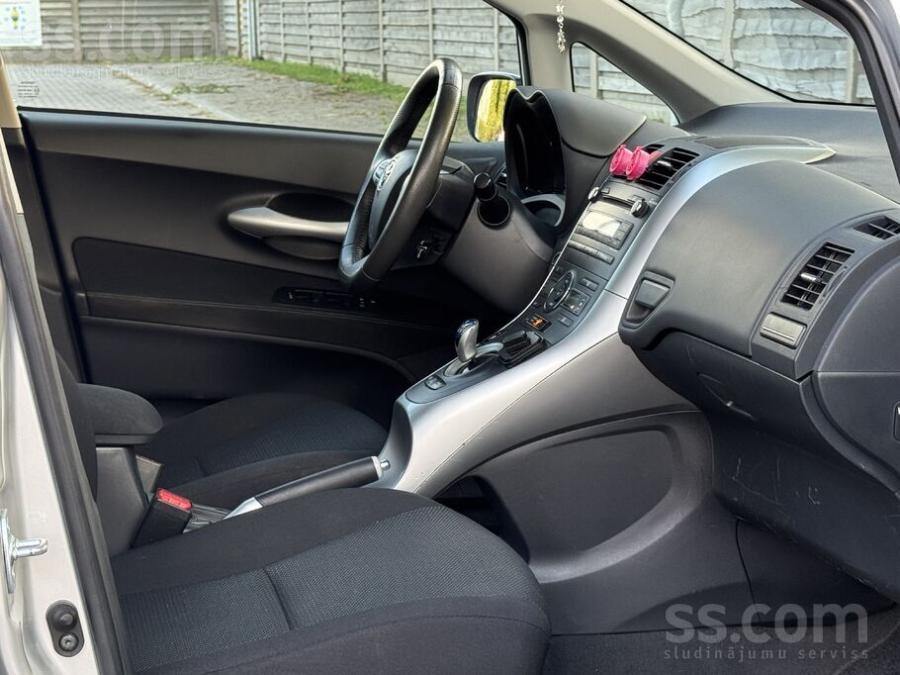 Pelēks Toyota Auris 2011 Jelgava, ar dzinēja tilpumu 1.80 L un nobraukumu 159 tūkst. km par 7200 €, foto 15 vietnē AUTOMOTO.COM.LV