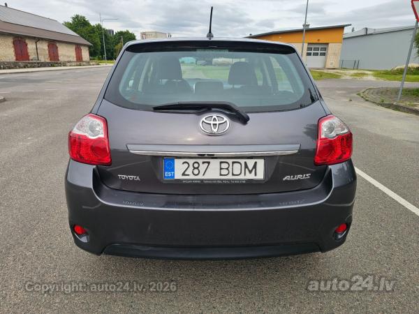 Pelēks Toyota Auris 2011 Paide, ar dzinēja tilpumu 1.60 L un nobraukumu 190 tūkst. km par 4990 €, foto 5 vietnē AUTOMOTO.COM.LV