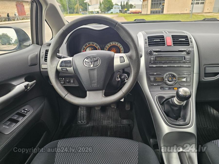 Pelēks Toyota Auris 2011 Paide, ar dzinēja tilpumu 1.60 L un nobraukumu 190 tūkst. km par 4990 €, foto 10 vietnē AUTOMOTO.COM.LV