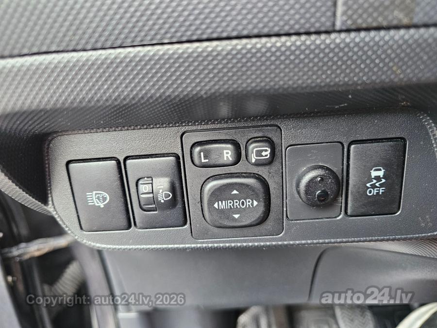 Pelēks Toyota Auris 2011 Paide, ar dzinēja tilpumu 1.60 L un nobraukumu 190 tūkst. km par 4990 €, foto 14 vietnē AUTOMOTO.COM.LV