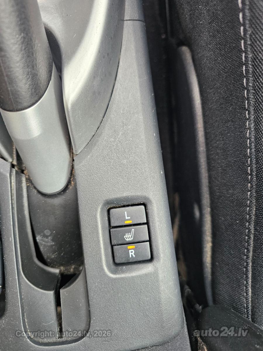Pelēks Toyota Auris 2011 Paide, ar dzinēja tilpumu 1.60 L un nobraukumu 190 tūkst. km par 4990 €, foto 15 vietnē AUTOMOTO.COM.LV