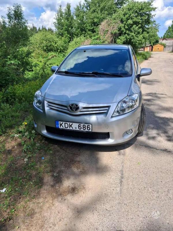 Grey Toyota Auris 2011 in Kazlu Ruda, with an engine capacity of 2.00 L and mileage of 276 thousand km for 3200 €, photo 1 on AUTOMOTO.COM.LV