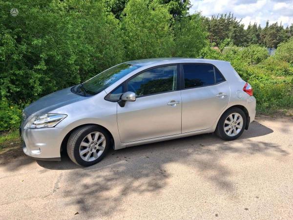 Grey Toyota Auris 2011 in Kazlu Ruda, with an engine capacity of 2.00 L and mileage of 276 thousand km for 3200 €, photo 3 on AUTOMOTO.COM.LV