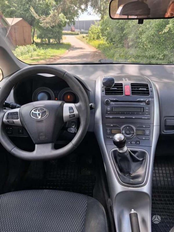 Grey Toyota Auris 2011 in Kazlu Ruda, with an engine capacity of 2.00 L and mileage of 276 thousand km for 3200 €, photo 5 on AUTOMOTO.COM.LV