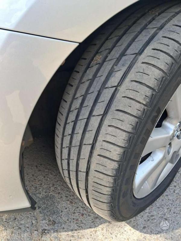 Grey Toyota Auris 2011 in Kazlu Ruda, with an engine capacity of 2.00 L and mileage of 276 thousand km for 3200 €, photo 9 on AUTOMOTO.COM.LV