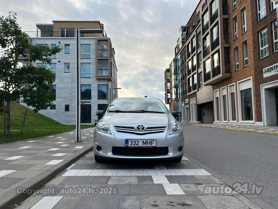 Pelēks Toyota Auris 2011 Tallina, ar dzinēja tilpumu 1.30 L un nobraukumu 60 tūkst. km par 6900 €, foto 4 vietnē AUTOMOTO.COM.LV