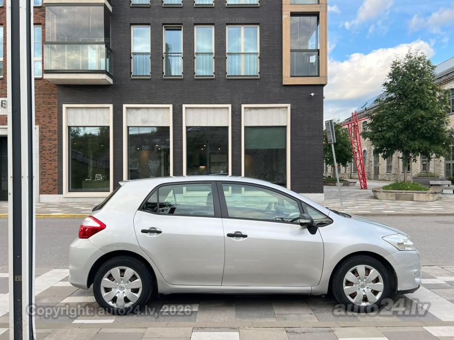 Pelēks Toyota Auris 2011 Tallina, ar dzinēja tilpumu 1.30 L un nobraukumu 60 tūkst. km par 6900 €, foto 7 vietnē AUTOMOTO.COM.LV