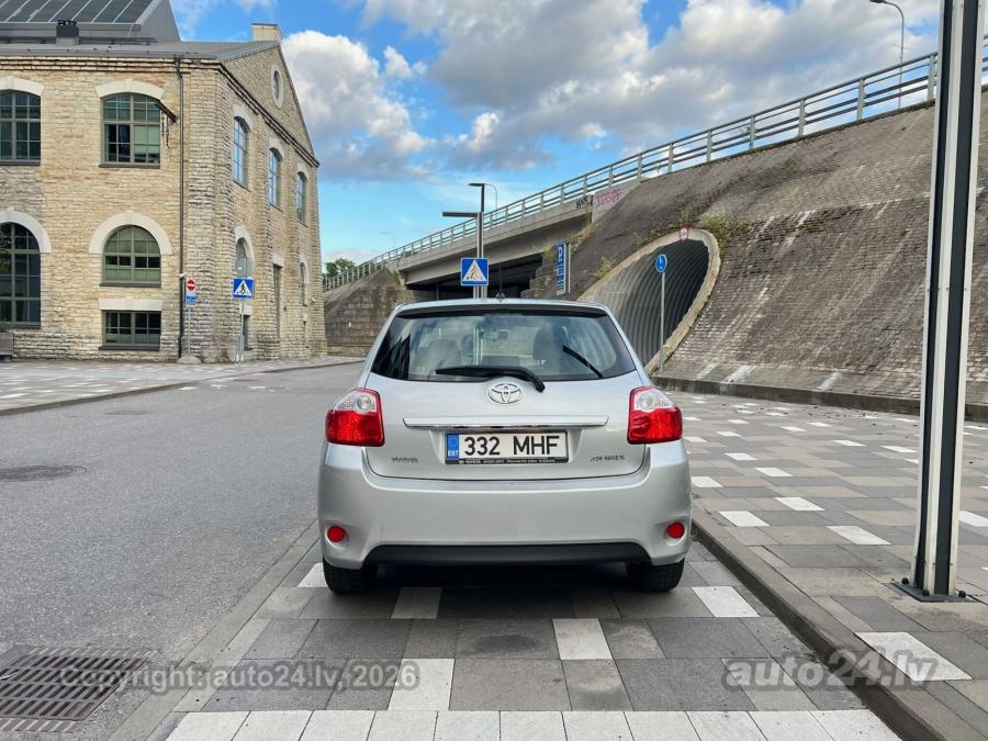 Pelēks Toyota Auris 2011 Tallina, ar dzinēja tilpumu 1.30 L un nobraukumu 60 tūkst. km par 6900 €, foto 10 vietnē AUTOMOTO.COM.LV