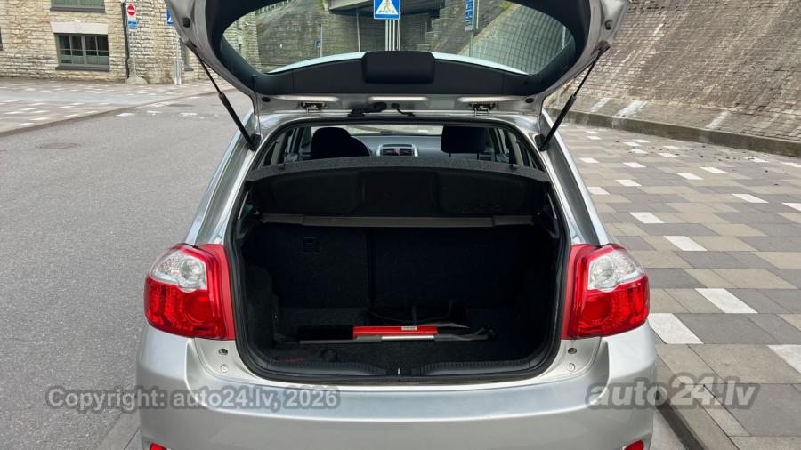 Pelēks Toyota Auris 2011 Tallina, ar dzinēja tilpumu 1.30 L un nobraukumu 60 tūkst. km par 6900 €, foto 11 vietnē AUTOMOTO.COM.LV