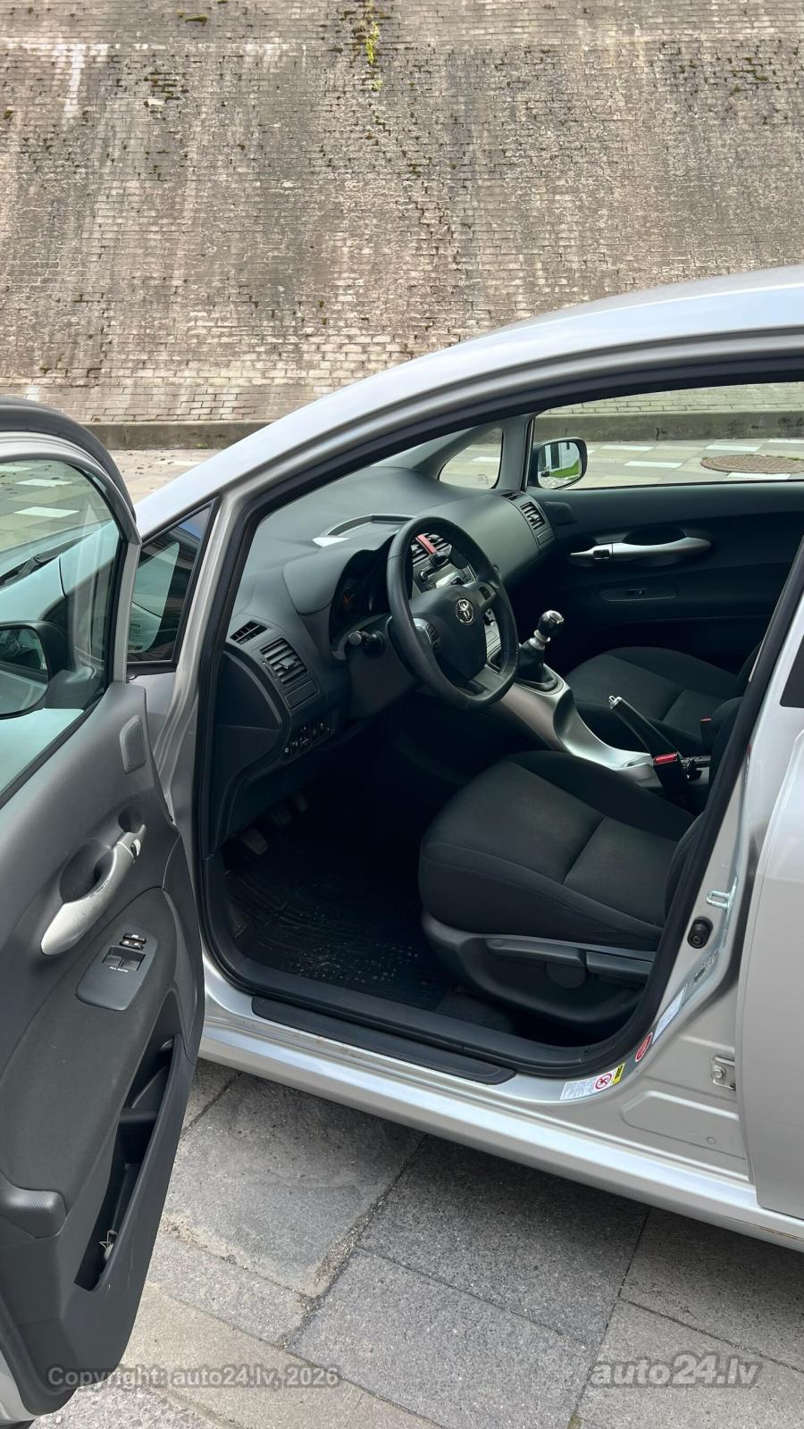 Pelēks Toyota Auris 2011 Tallina, ar dzinēja tilpumu 1.30 L un nobraukumu 60 tūkst. km par 6900 €, foto 14 vietnē AUTOMOTO.COM.LV