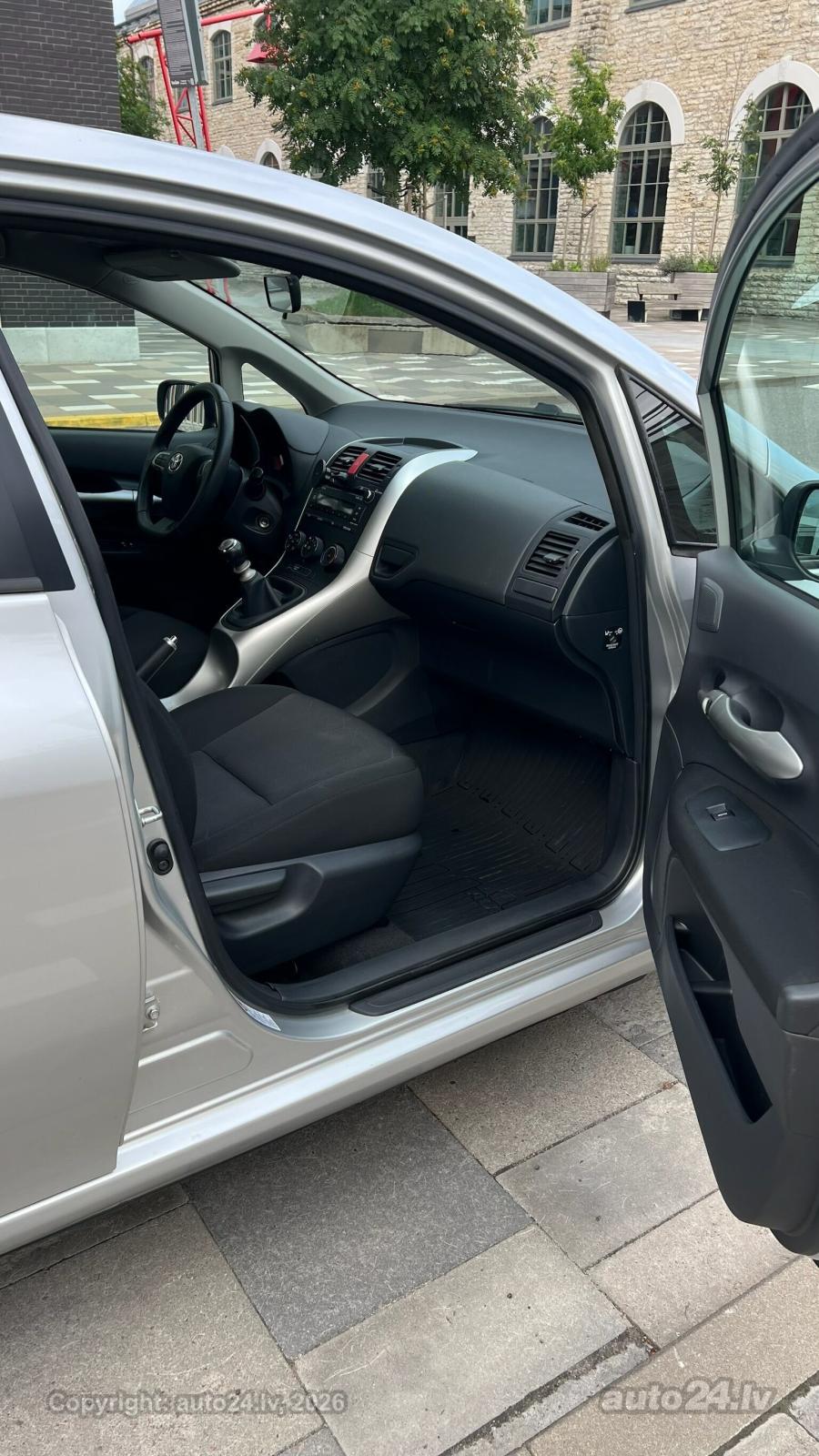 Pelēks Toyota Auris 2011 Tallina, ar dzinēja tilpumu 1.30 L un nobraukumu 60 tūkst. km par 6900 €, foto 15 vietnē AUTOMOTO.COM.LV