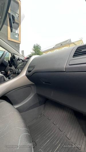 Pelēks Toyota Auris 2011 Tallina, ar dzinēja tilpumu 1.30 L un nobraukumu 60 tūkst. km par 6900 €, foto 17 vietnē AUTOMOTO.COM.LV