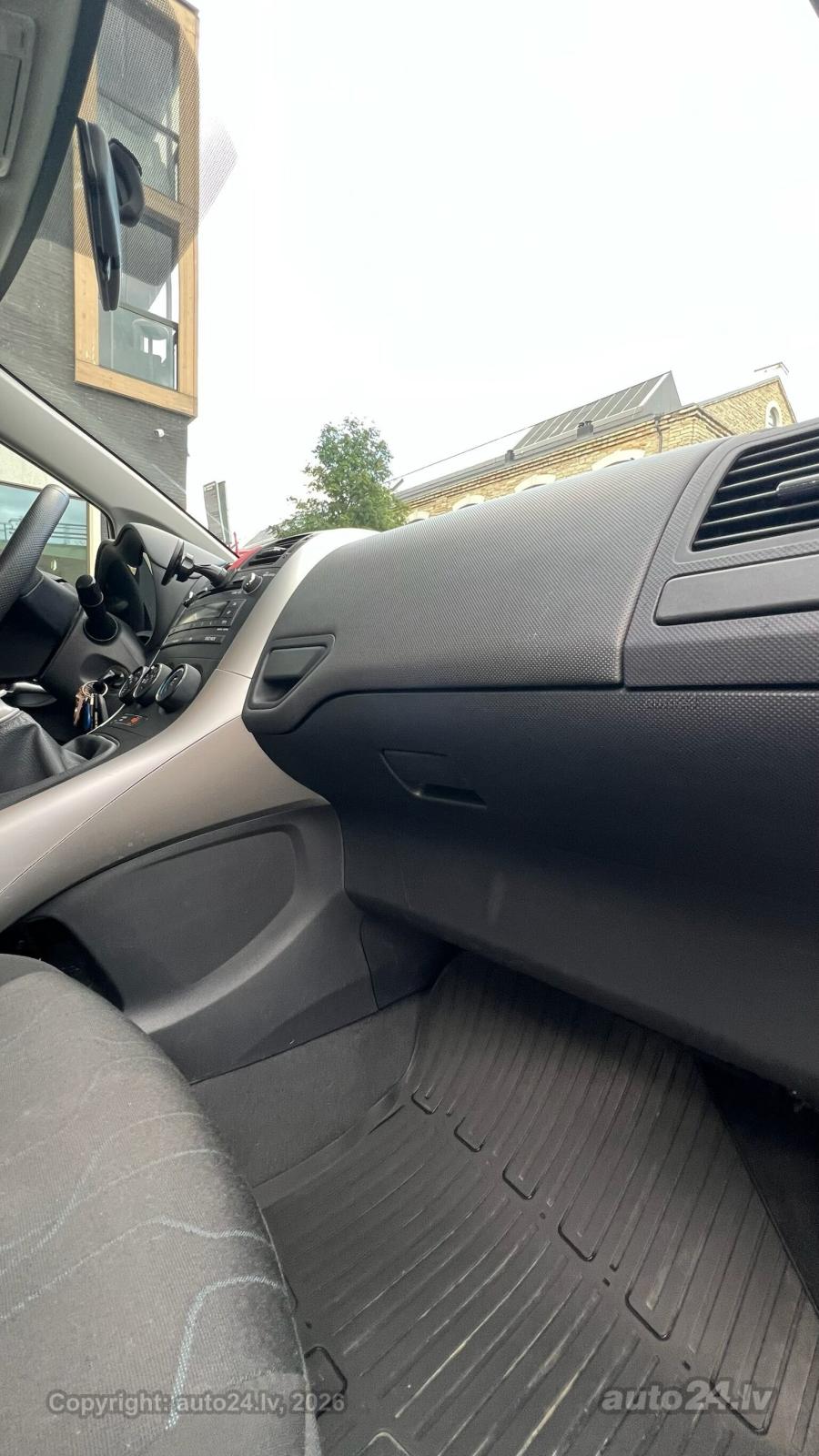 Pelēks Toyota Auris 2011 Tallina, ar dzinēja tilpumu 1.30 L un nobraukumu 60 tūkst. km par 6900 €, foto 17 vietnē AUTOMOTO.COM.LV