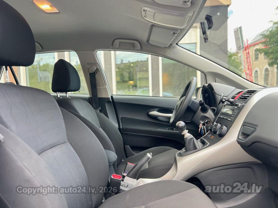 Pelēks Toyota Auris 2011 Tallina, ar dzinēja tilpumu 1.30 L un nobraukumu 60 tūkst. km par 6900 €, foto 18 vietnē AUTOMOTO.COM.LV