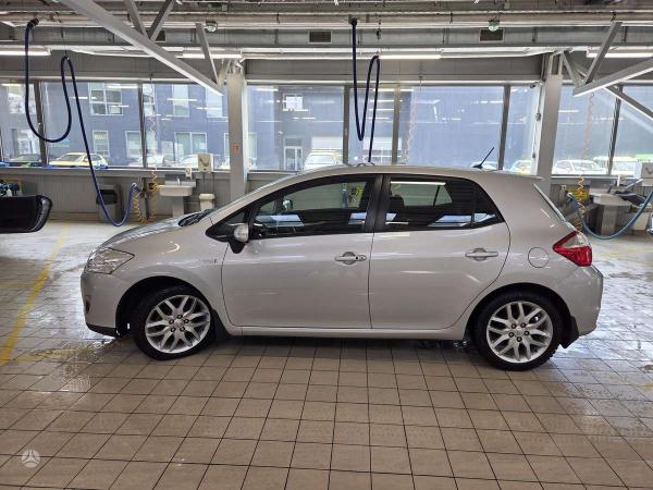Pelēks Toyota Auris 2011 Viļņa, ar dzinēja tilpumu 1.80 L un nobraukumu 187 tūkst. km par 6450 €, foto 4 vietnē AUTOMOTO.COM.LV