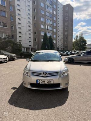 Grey Toyota Auris 2011 in Vilnius, with an engine capacity of 1.36 L and mileage of 155 thousand km for 4990 €, photo  on AUTOMOTO.COM.LV