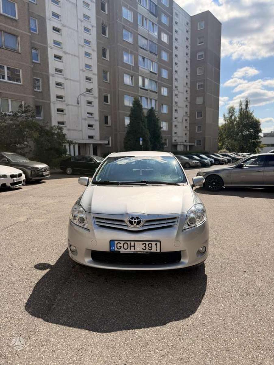 Grey Toyota Auris 2011 in Vilnius, with an engine capacity of 1.36 L and mileage of 155 thousand km for 4990 €, photo 1 on AUTOMOTO.COM.LV