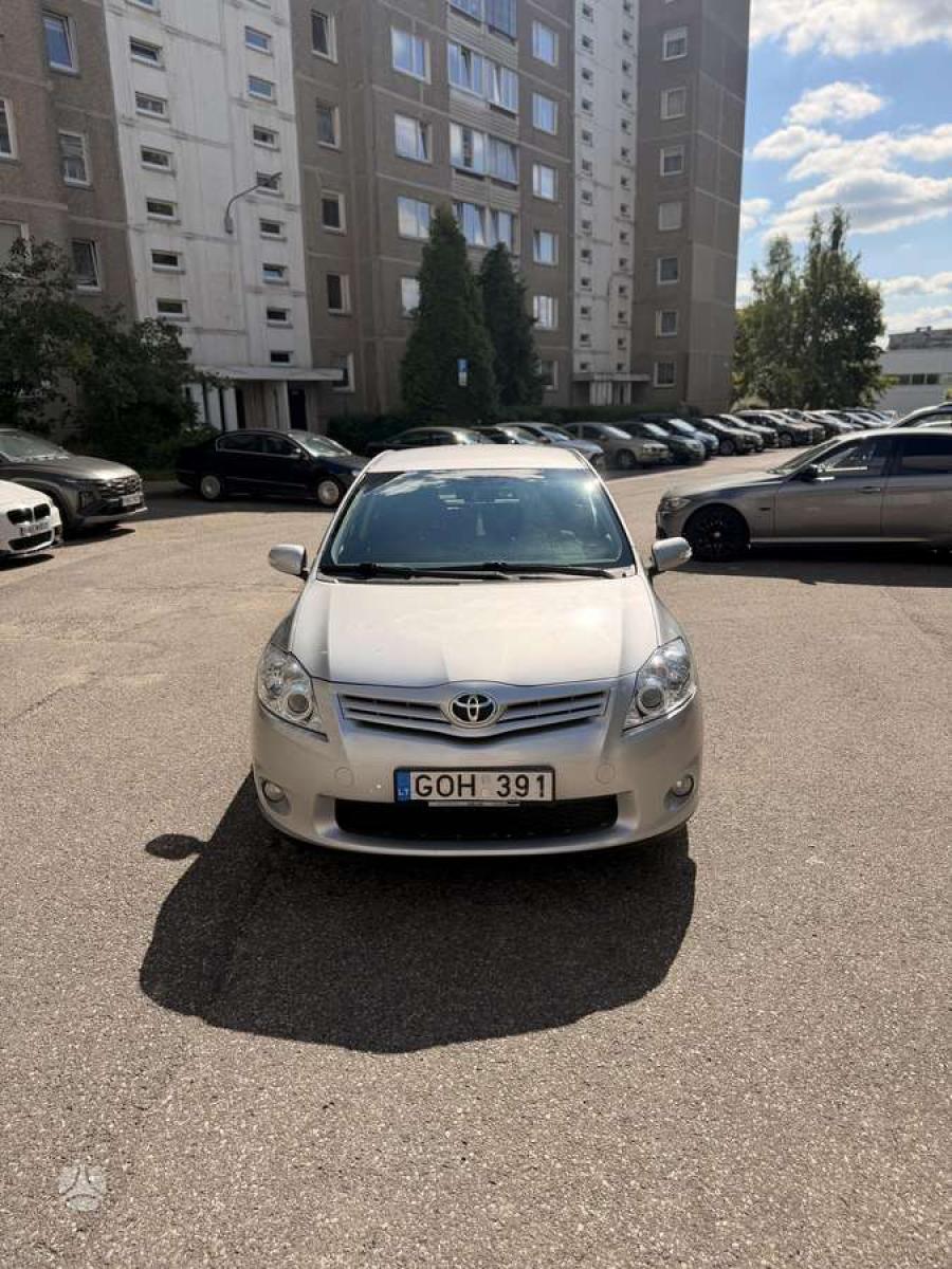 Grey Toyota Auris 2011 in Vilnius, with an engine capacity of 1.36 L and mileage of 155 thousand km for 4990 €, photo 3 on AUTOMOTO.COM.LV
