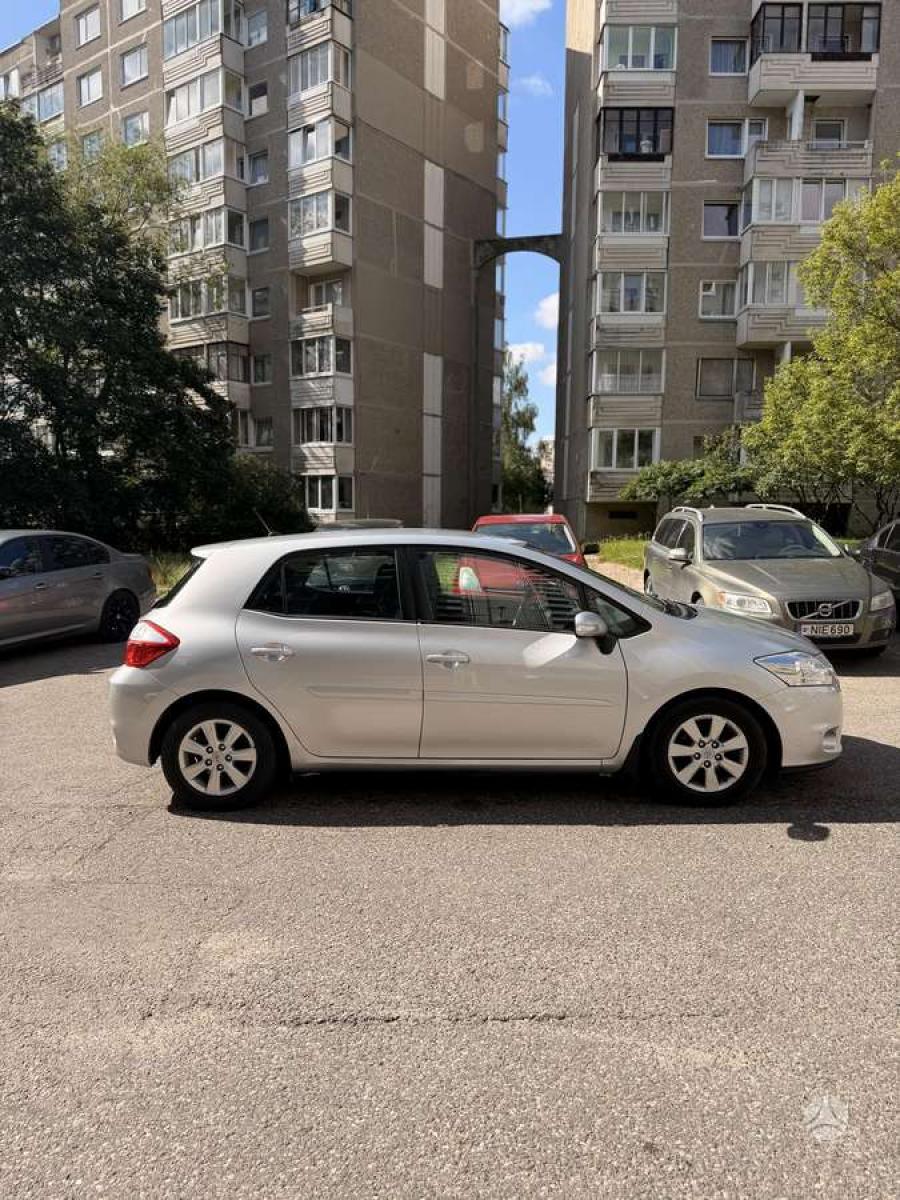 Grey Toyota Auris 2011 in Vilnius, with an engine capacity of 1.36 L and mileage of 155 thousand km for 4990 €, photo 5 on AUTOMOTO.COM.LV