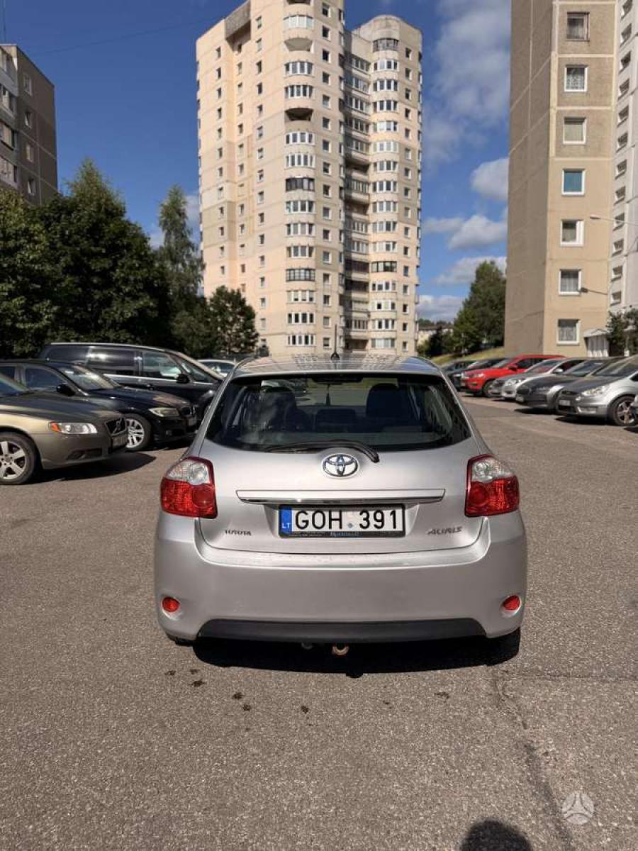 Grey Toyota Auris 2011 in Vilnius, with an engine capacity of 1.36 L and mileage of 155 thousand km for 4990 €, photo 7 on AUTOMOTO.COM.LV
