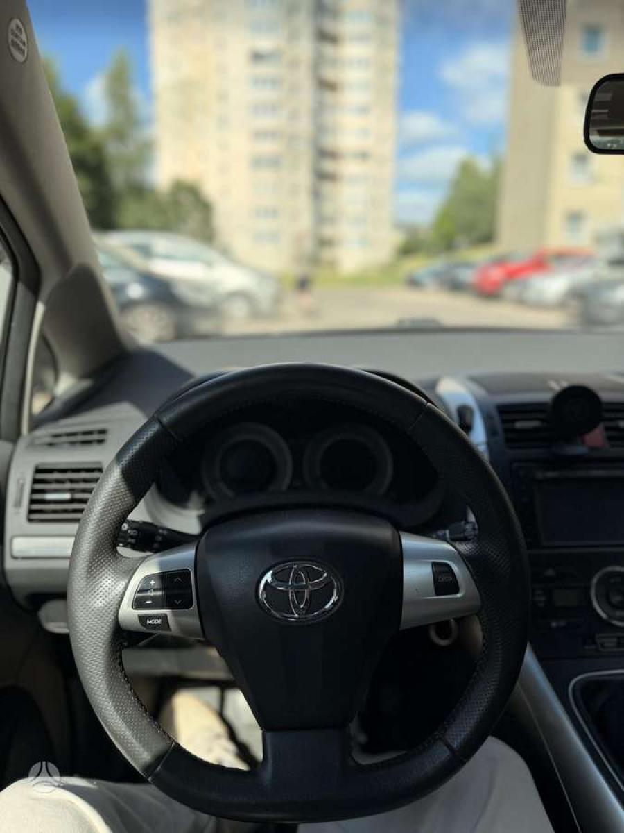 Grey Toyota Auris 2011 in Vilnius, with an engine capacity of 1.36 L and mileage of 155 thousand km for 4990 €, photo 9 on AUTOMOTO.COM.LV