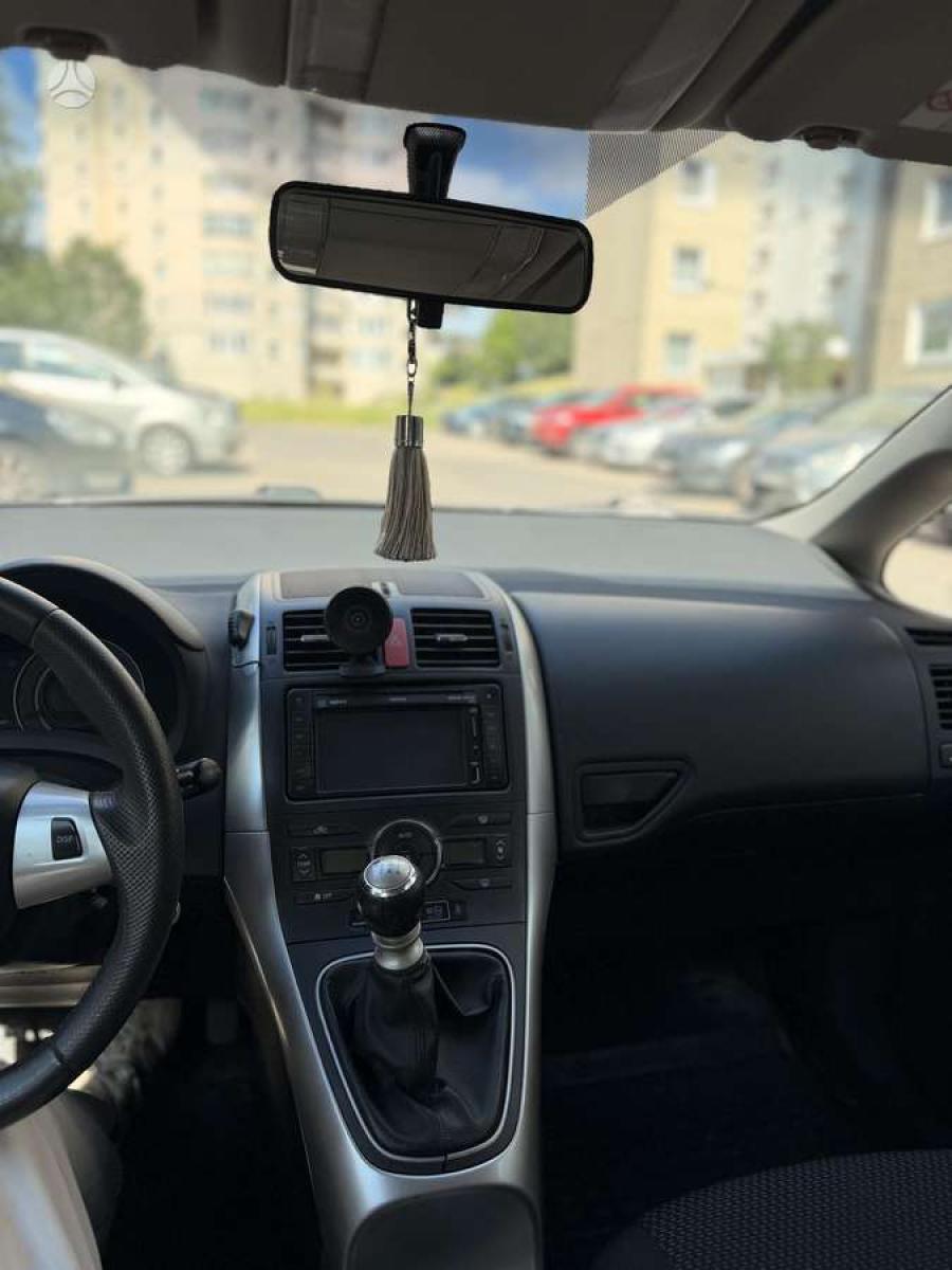 Grey Toyota Auris 2011 in Vilnius, with an engine capacity of 1.36 L and mileage of 155 thousand km for 4990 €, photo 10 on AUTOMOTO.COM.LV