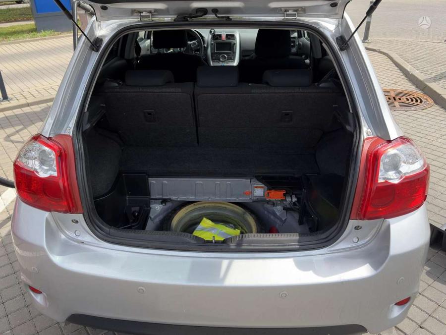Grey Toyota Auris 2011 in Vilnius, with an engine capacity of 1.80 L and mileage of 201 thousand km for 5200 €, photo 9 on AUTOMOTO.COM.LV