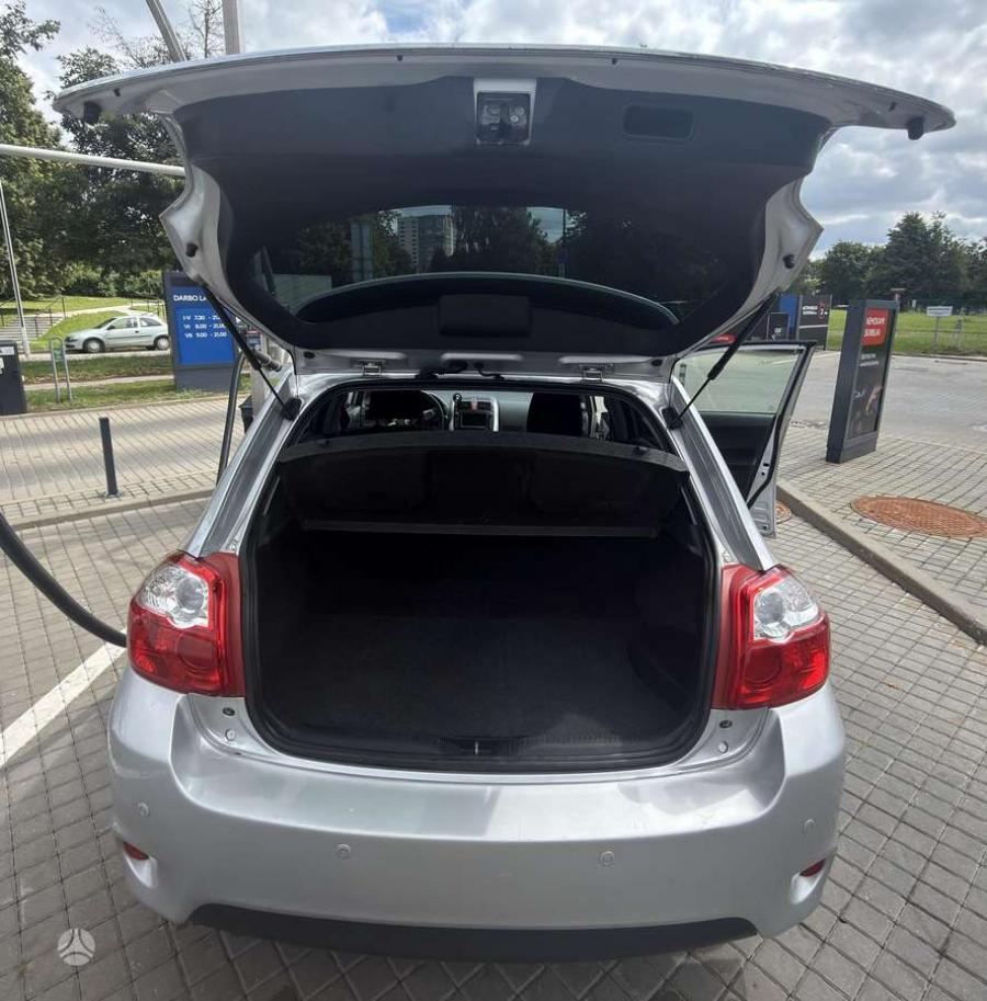 Grey Toyota Auris 2011 in Vilnius, with an engine capacity of 1.80 L and mileage of 201 thousand km for 5200 €, photo 11 on AUTOMOTO.COM.LV