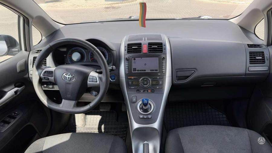 Grey Toyota Auris 2011 in Vilnius, with an engine capacity of 1.80 L and mileage of 201 thousand km for 5200 €, photo 14 on AUTOMOTO.COM.LV