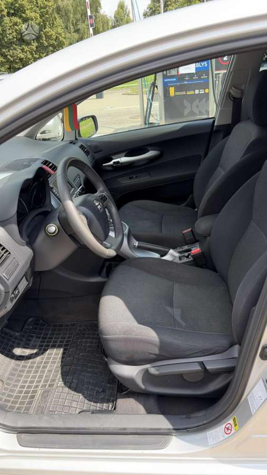 Grey Toyota Auris 2011 in Vilnius, with an engine capacity of 1.80 L and mileage of 201 thousand km for 5200 €, photo 17 on AUTOMOTO.COM.LV